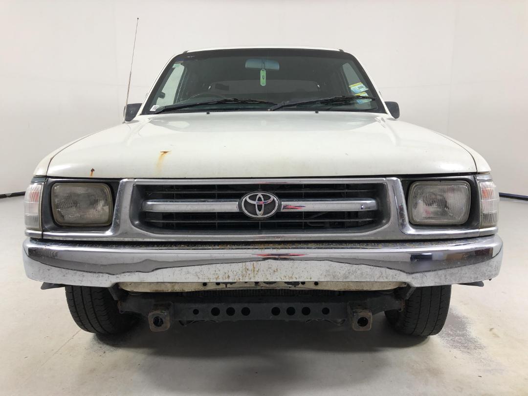 Damaged Toyota Hilux D/C 2000 in Avalon Drive | at Turners Damaged and ...