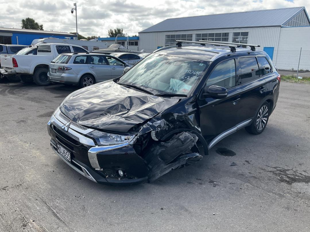 Damaged Mitsubishi Outlander XLS 2019 in Palmerston North - Matipo Lane ...