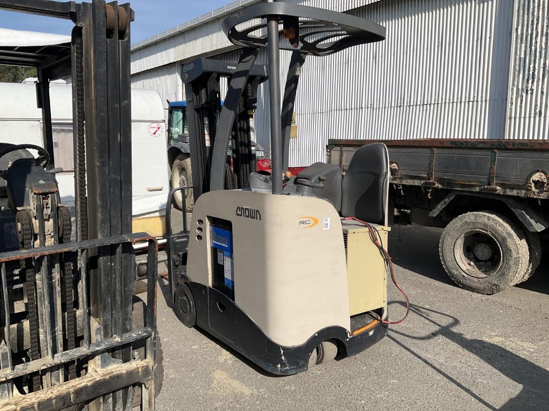 Used Crown RC5515-30 Forklift | Turners Trucks & Machinery for Sale ...